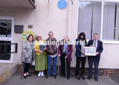 39986262-Pictured at the unveiling of the Edward Dunn blue plaque are ...
