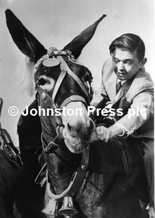 21156498-Jimmy Clitheroe on Blackpool beach in 1959 - National World ...