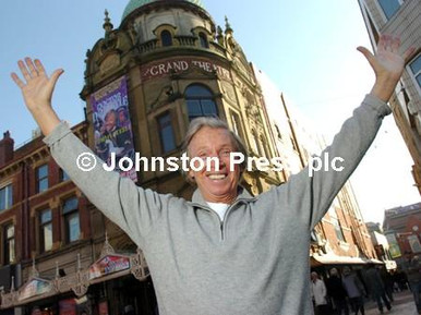 21156558-Doctor Dolittle star Tommy Steele pictured outside Blackpool ...