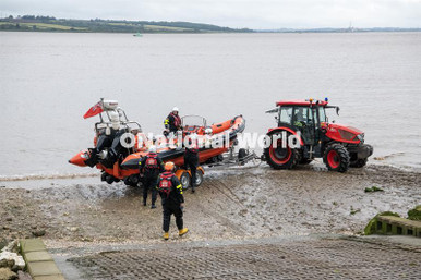 40004725-Humber Rescue launch their Lifeboat by the Humber Bridge at ...