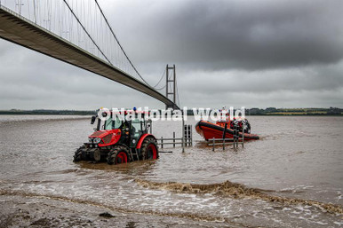 40004723-Humber Rescue launch their Lifeboat by the Humber Bridge at ...