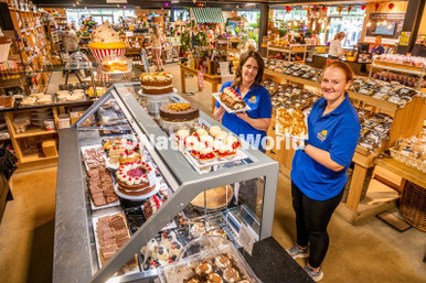 40010336-CountryPost - Maria and Andrew Henshaw along with their family ...