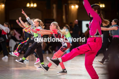 40014324-Line dancers from around the world take part in the World ...