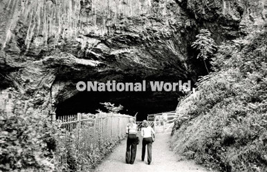40025033-Retro - Peak Cavern, Castleton, Sun seekers in Castleton, 1974 ...