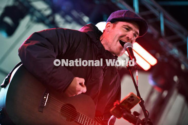 40032560-Gerry Cinnaconman performing as Scottish singer-songwriter ...