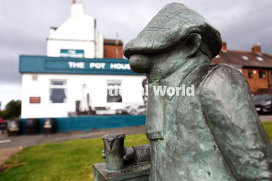 40034099-The Andy Capp statue, Headland, Hartlepool. Picture by FRANK ...