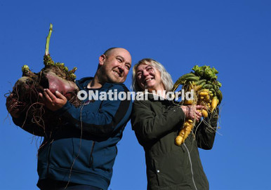 40035858-Stephen Purvis with his 8.960kg leek that won 1st place in the ...