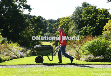 40035874-Andy Dawson with his 38.59kg marrow that won 1st place in ...