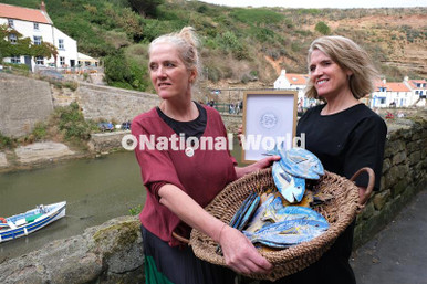 40036275-Staithes Art Festival ..Artists and sisters Lisa Tindale and ...