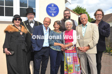 40036998-Moore Marriott's grandchildren, with Mayor and mayoress of ...