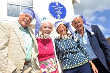40036997-Moore Marriott's grandchildren. The unveiling of a memorial ...