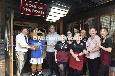 40038360-Alan Knight officially reopened Toby Carvery in Hilsea, after ...
