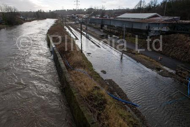 39356895-Raiway line flooding next to the River Aire at Kirkstall ...
