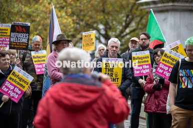 40057888-Portsmouth Unite and anti racism campaigners held opposing ...