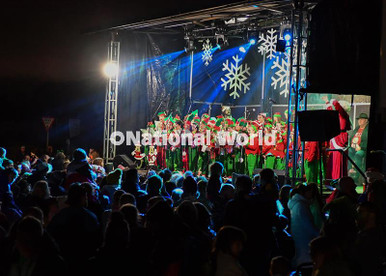 40065720-Pupils from Culmore Youth Club singing at the Elf Parade and ...