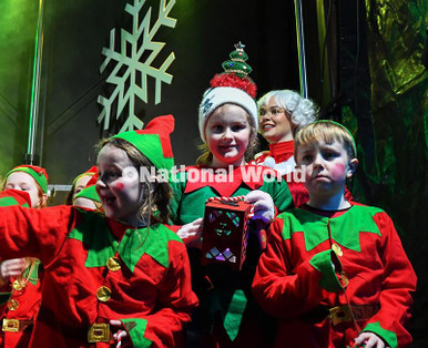 40065719-Pupils from Culmore Youth Club singing at the Elf Parade and ...
