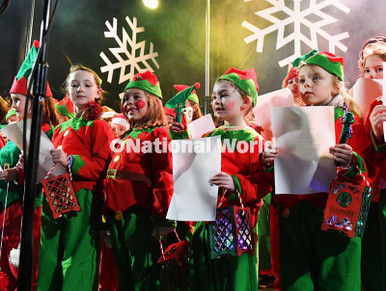 40065718-Pupils from Culmore Youth Club singing at the Elf Parade and ...