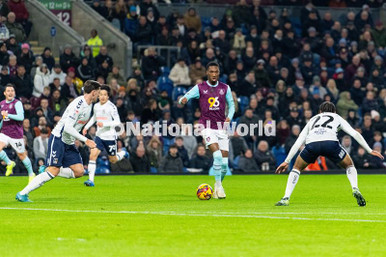 40070848-Jaidon Anthony runs at the Coventry City defence. Photo ...
