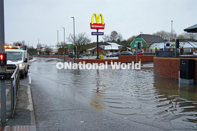 40085051-Heavy rain and melting snow causes flooding in Chesterfield ...