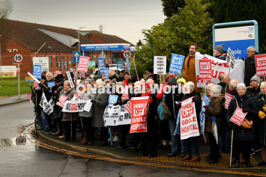 40086989-Protestors are pictured outside Goole Hospital, protesting ...