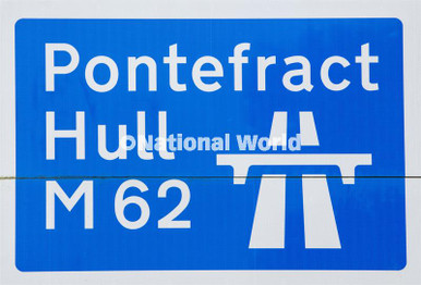 40088248-Motorway sign for the M62 Hull and Pontefract . 17th January ...