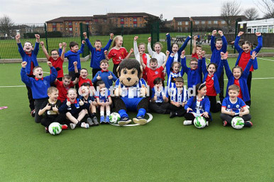 40101334-H'angus with pupils from Throston Primary School Hartlepool ...