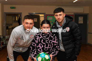 40102451-A young candystripes fan pictured with Derry City players ...