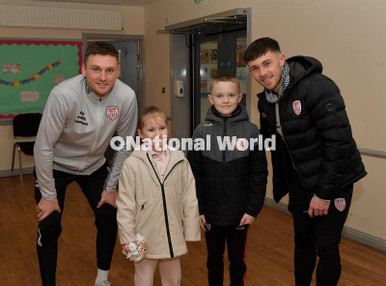 40102448-Fans Ada and Ryan pictured with Derry City players Hayden Cann ...