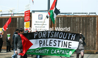40315771-Protesters gather outside Unicorn Gate at HMNB Portsmouth, the ...