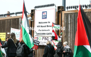 40315768-Protesters gather outside Unicorn Gate at HMNB Portsmouth, the ...