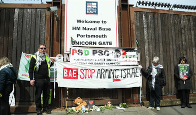 40315756-protesters gather outside Unicorn Gate at HMNB Portsmouth, the ...