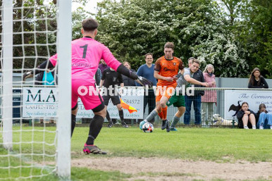 40320079-AFC Portchester hosted Hamble Club at the On-Site Stadium on ...