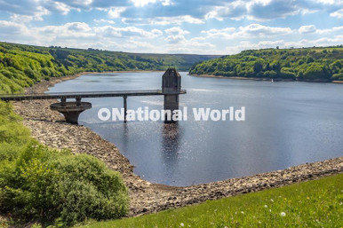 40323939-Low water levels at Scammonden reservoir near Huddersfield in ...