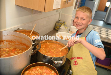 40328568-Pupils and staff at St Thomas's CE primary school, Ashton-in ...