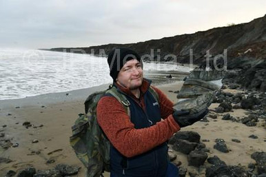 39329160-Hull fossil hunter Mark Kemp pictured on the beach at ...