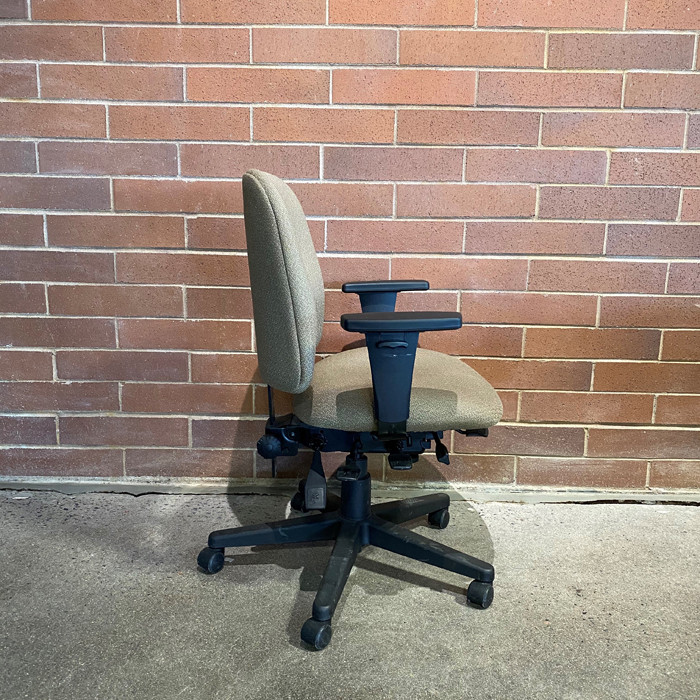 Pre-Owned Global Granada Tan Task Chair - Everything For Offices