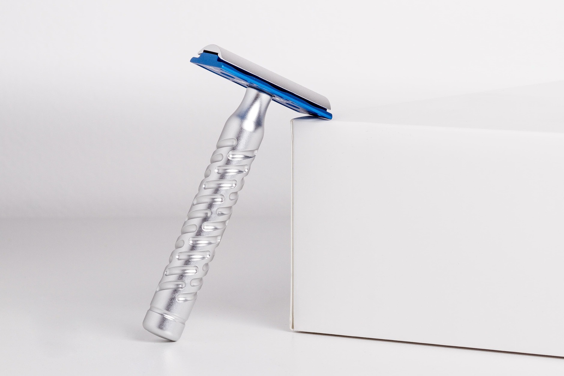 The Goodfellas' smile Styletto Shadow Blue Safety Razor V2