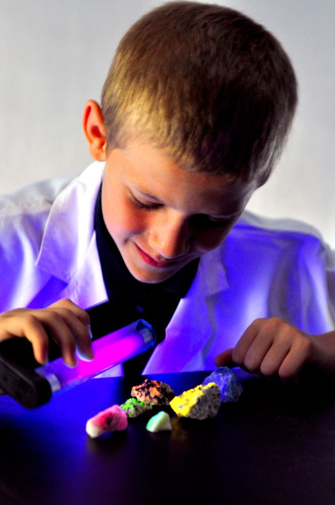 Dr. Cool Science GLOW ROCKS SCIENCE KIT - Includes 6 rocks & UV Lamp ...