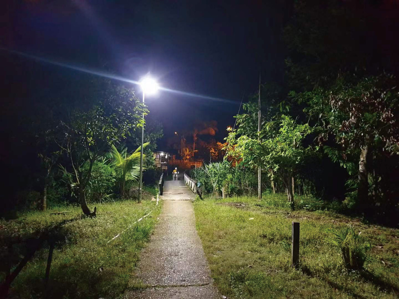 Solar Footpath Light Aluminium IP65 40W 4200lm Motion Sensor Remote ...