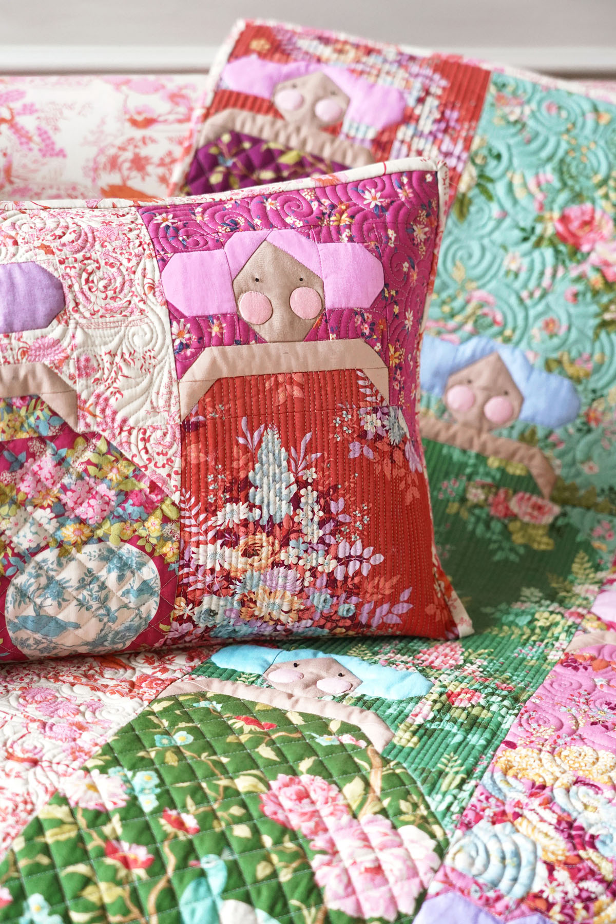 TILDA CHIC ESCAPE, Cocktail Hour Quilt Kit in Pink - Elegante Virgule ...