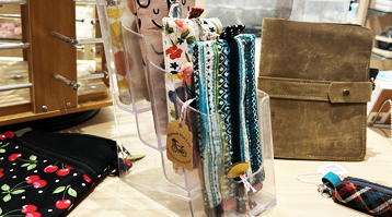 Wacky Wallet Display - Azar Displays