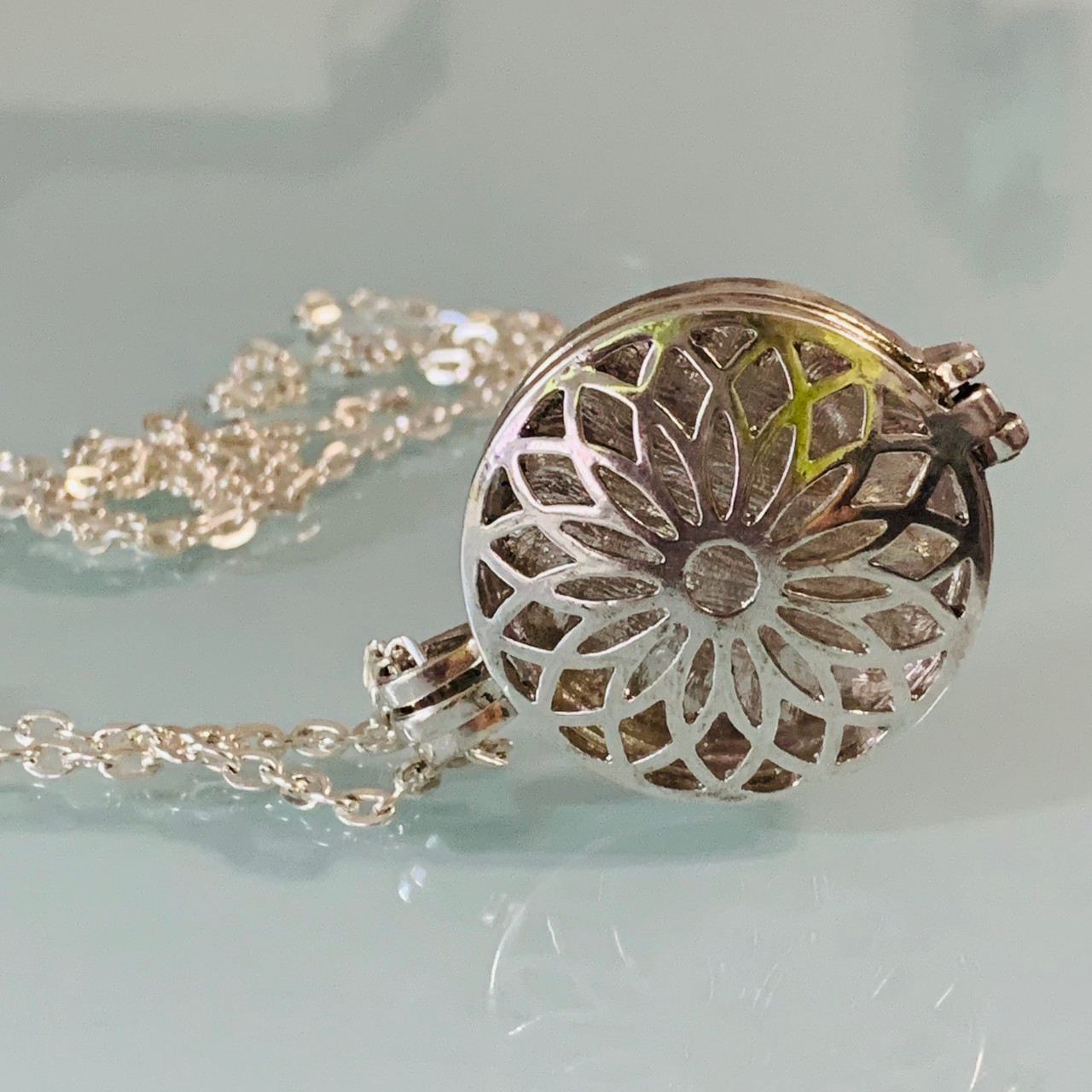 daisy filigree locket - hollydayco