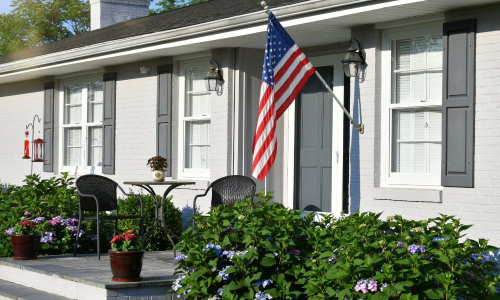 The Dos and Don’ts of Decorating With American Flags - Independence ...
