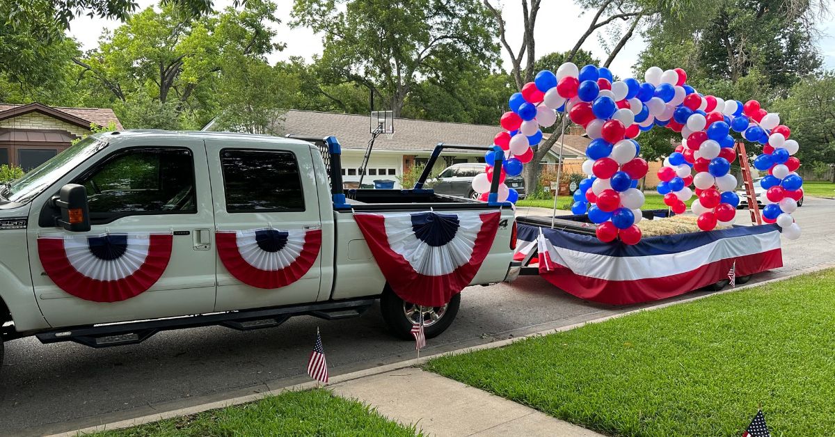 Using Flag Bunting in 4th of July Parade Decorations - Independence ...