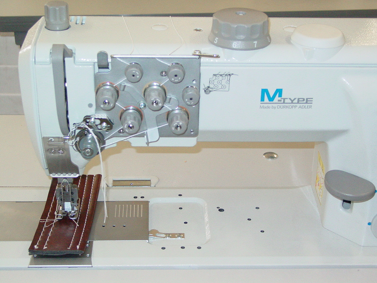 Durkopp Adler 867 Double-needle lockstitch sewing machine with unison ...