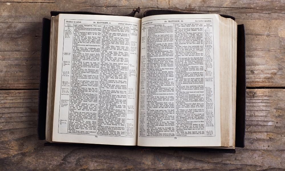 Why Large Print Bibles Are Becoming So Popular - The KJV Store