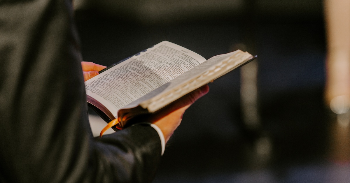 Tips for Choosing the Right Bible for Preaching - The KJV Store