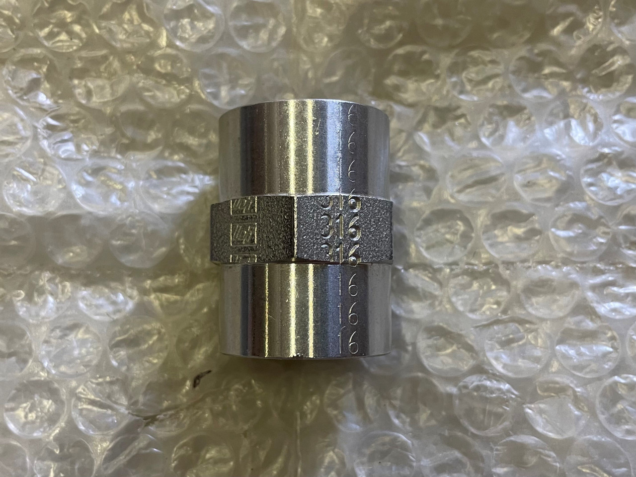 Parker Hex Coupling P/N 8-8 FHC-SS Size 1/2 in x 1/2 in ...
