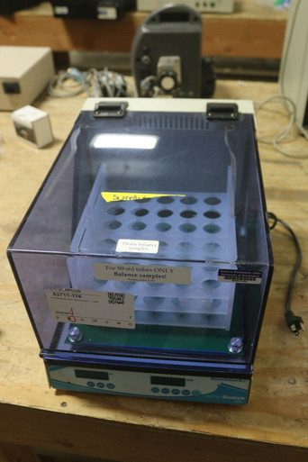 Benchmark Incu-Shaker Mini Incushaker Shaking Incubator Working