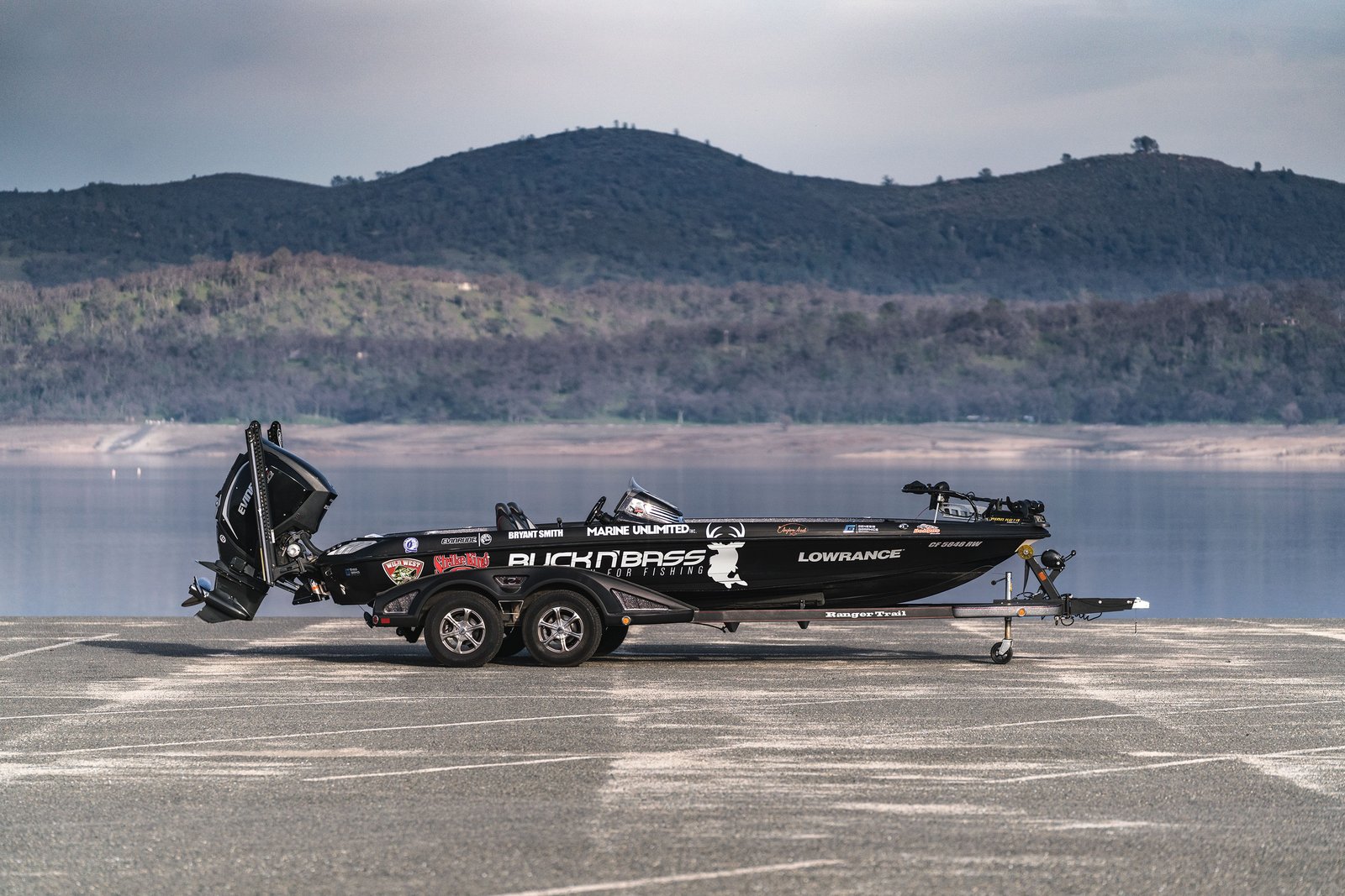 TOUR OF THE OUTSIDE OF BRYANT SMITH’S BOAT - BUCK N’ BASS, Inc.
